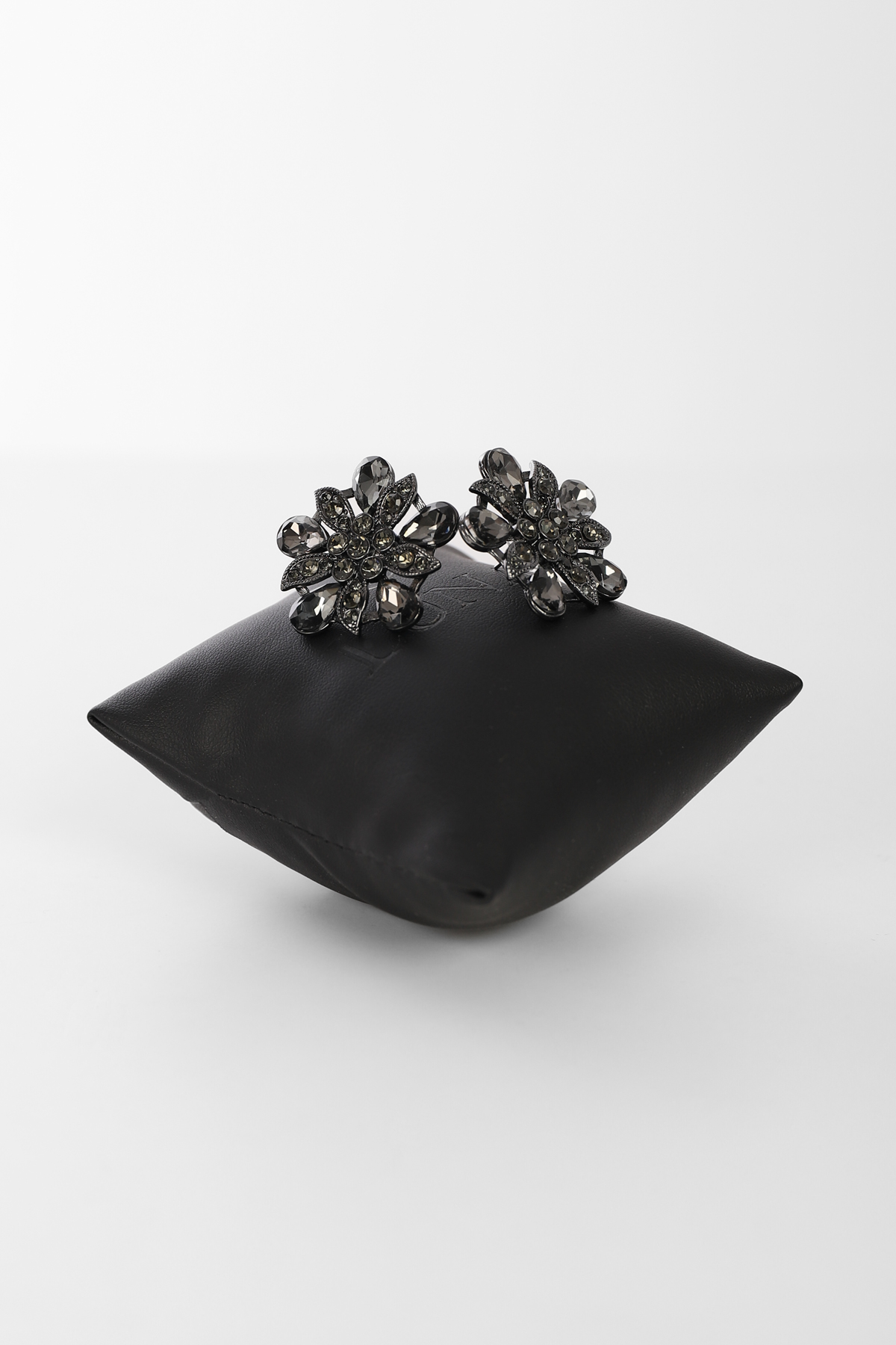 Elegant flower-shaped earrings | Luna Fashion House