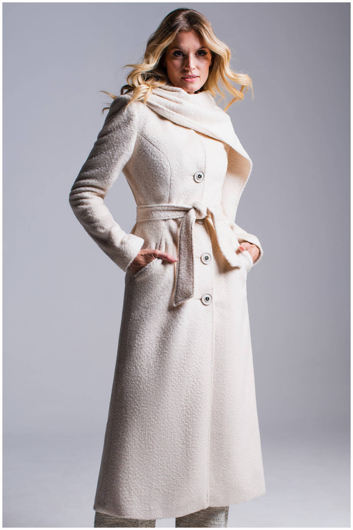 Beli kaput sa kaišem na vezivanje i ušivenim šalom | Modna kuća Luna