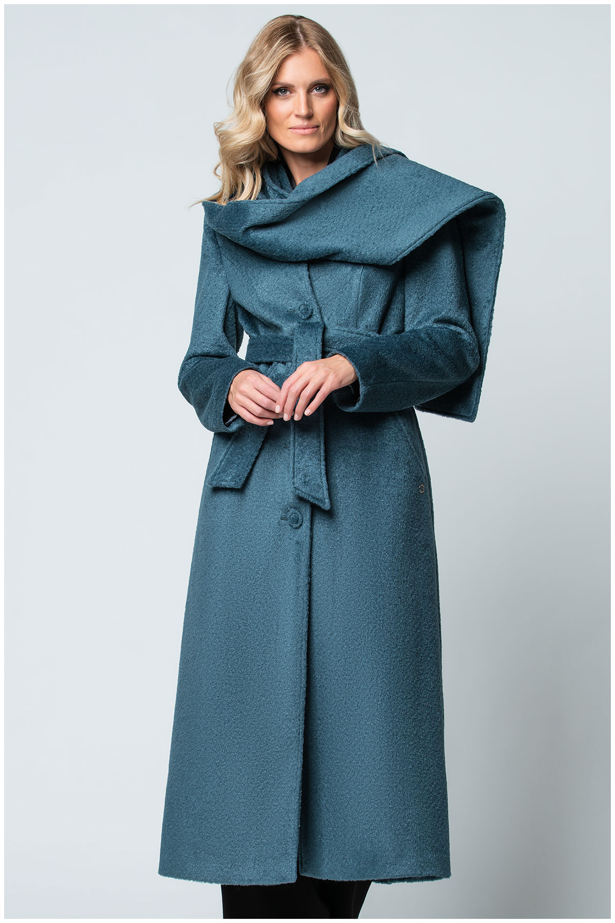 Sofisticirani kaput sa kaišem na vezivanje i ušivenim šalom | Modna ...