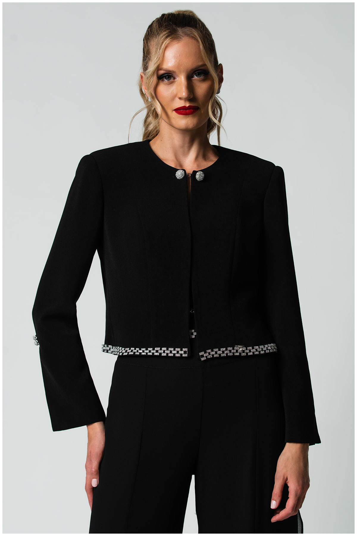 Elegantan crni sako kraćeg kroja | Modna kuća Luna